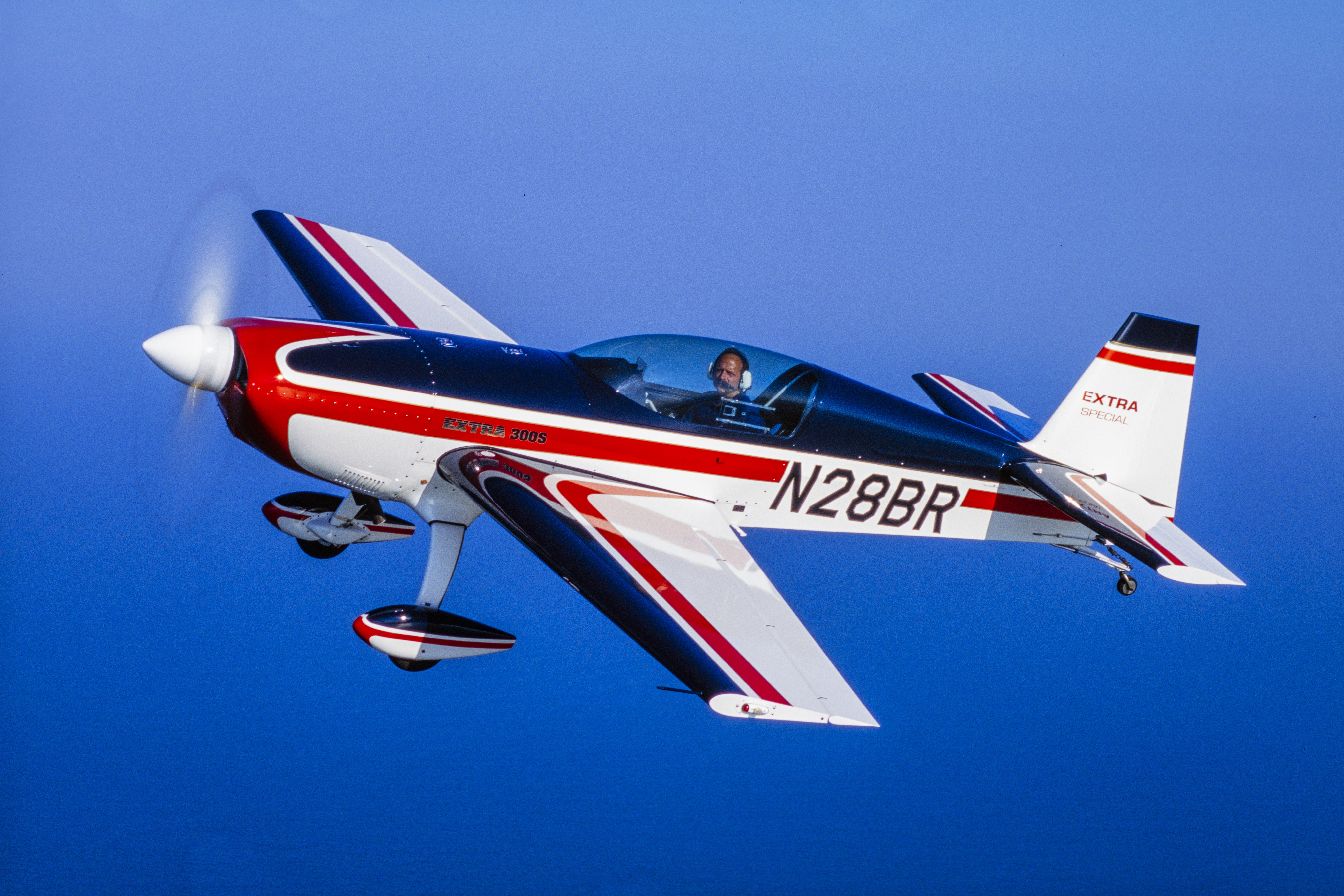 Extra 300 - AOPA