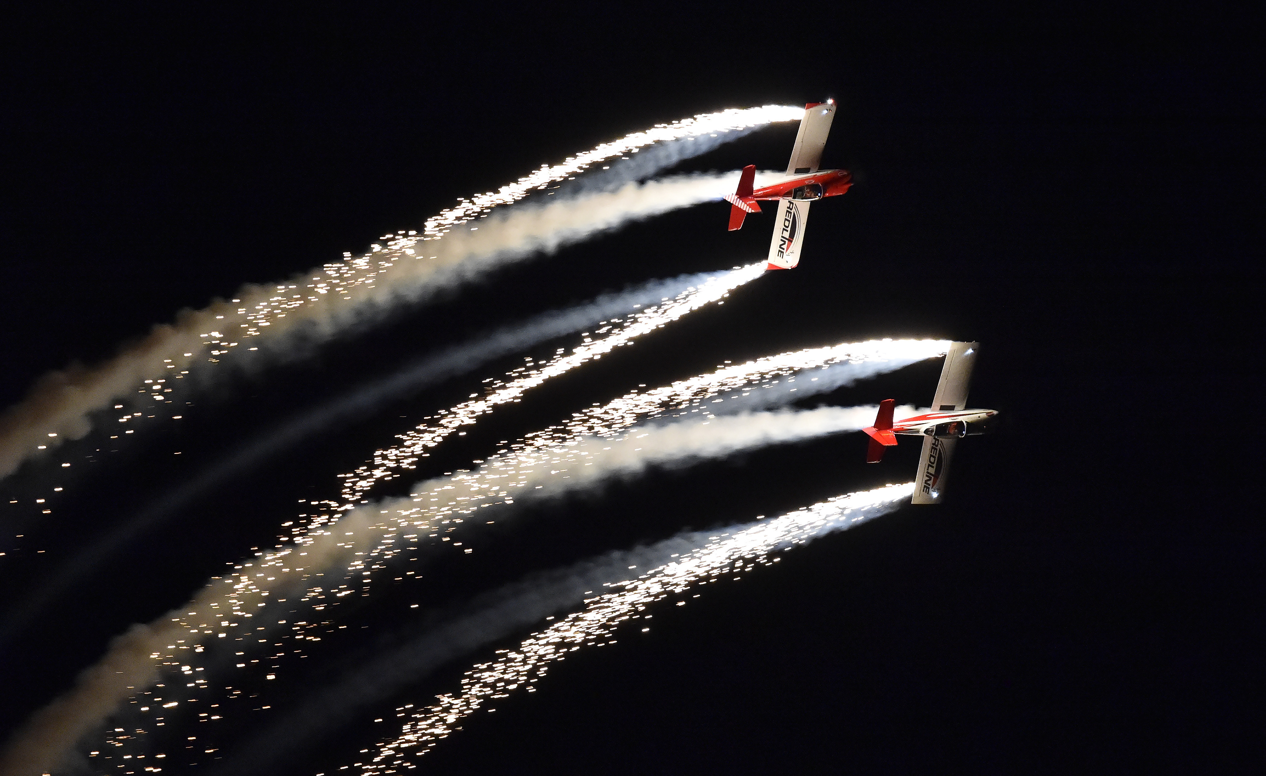Night airshow dazzles - AOPA