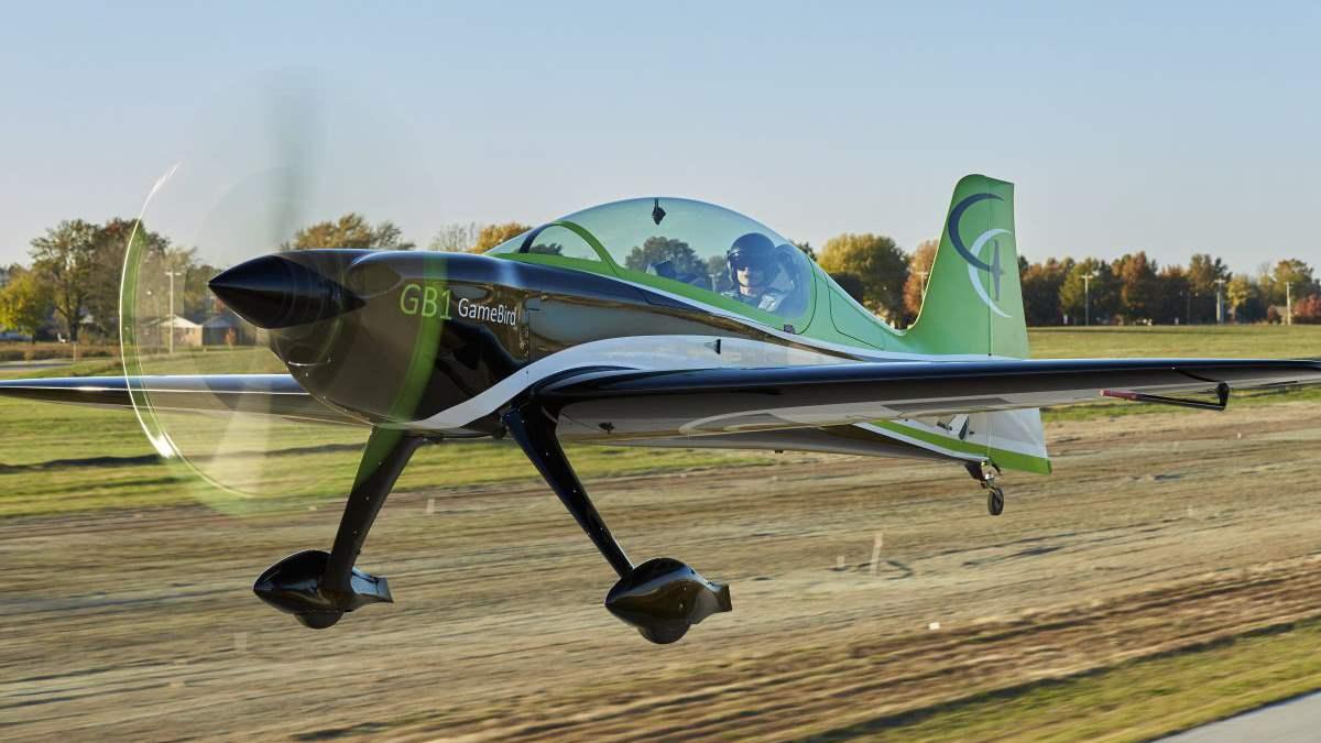 Unlimited aerobat lands first US dealer - AOPA