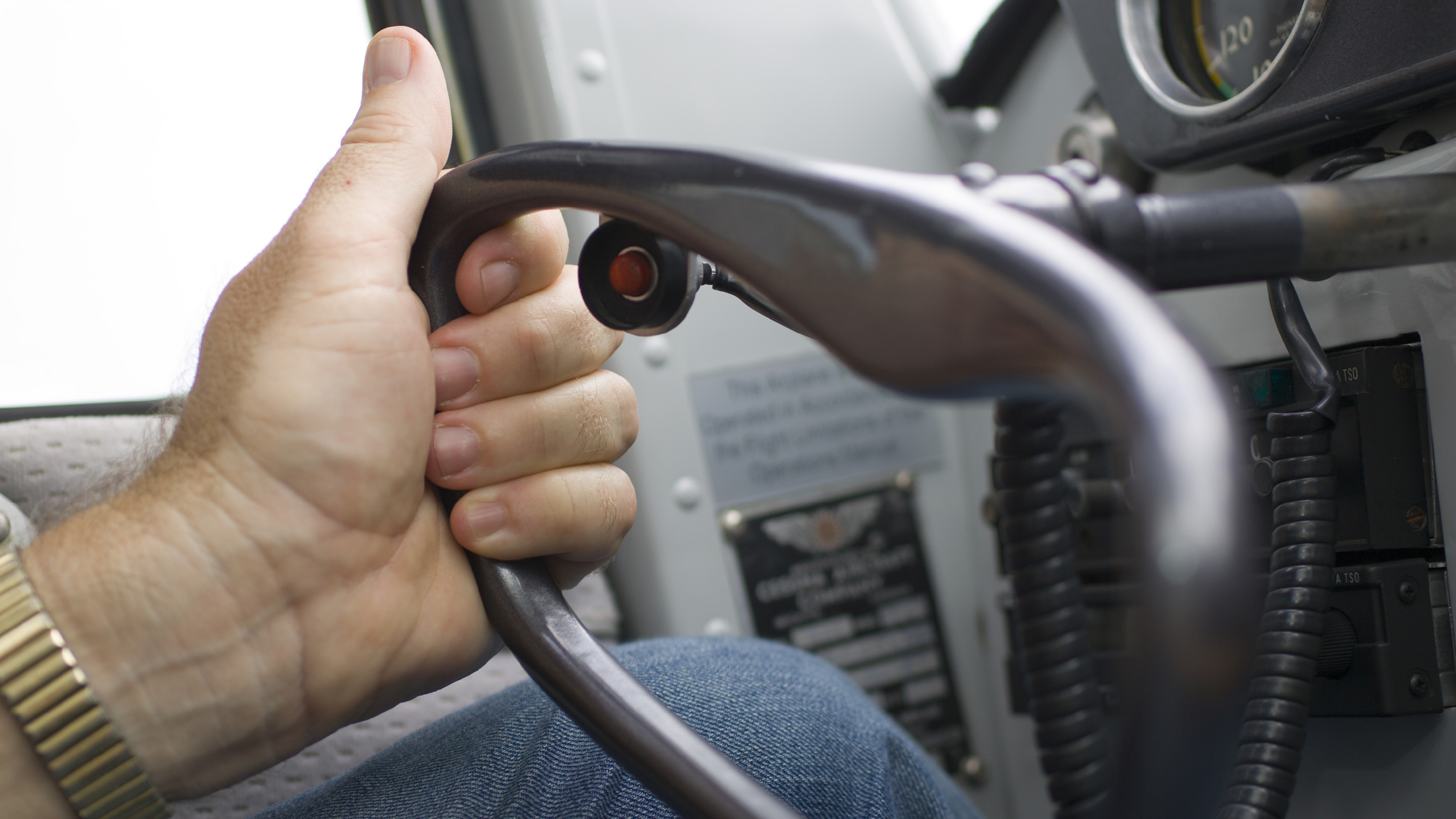 Training and Safety Tip: One hand on the yoke - AOPA