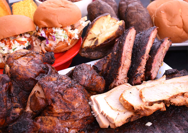 Music, barbecue, aerobatics at Barnstormers Party - AOPA