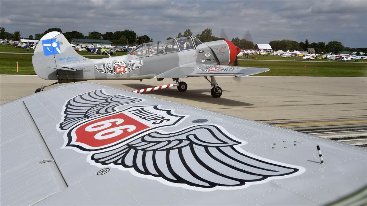 Behind the scenes with the Phillips 66 Aerostars - AOPA