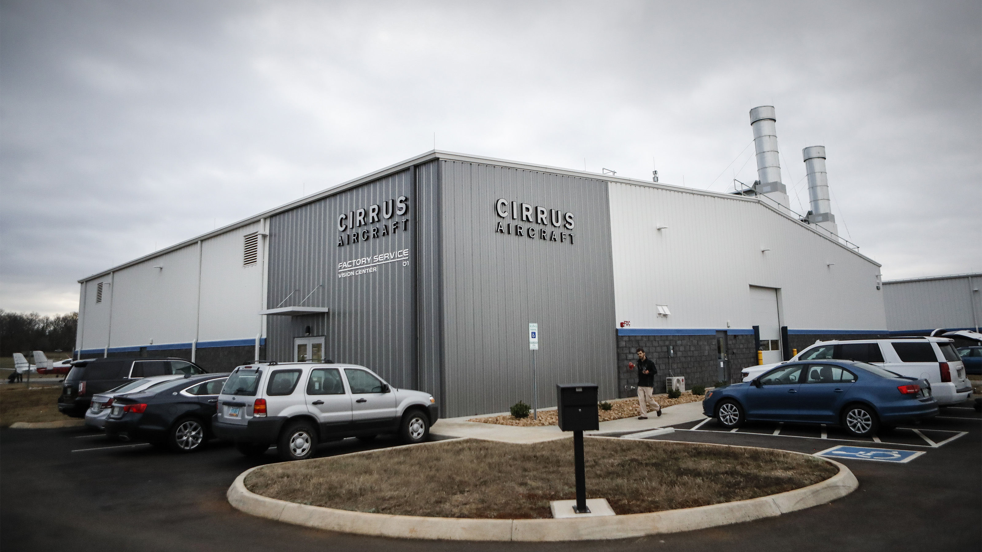 Delivery center opening demands a party - AOPA