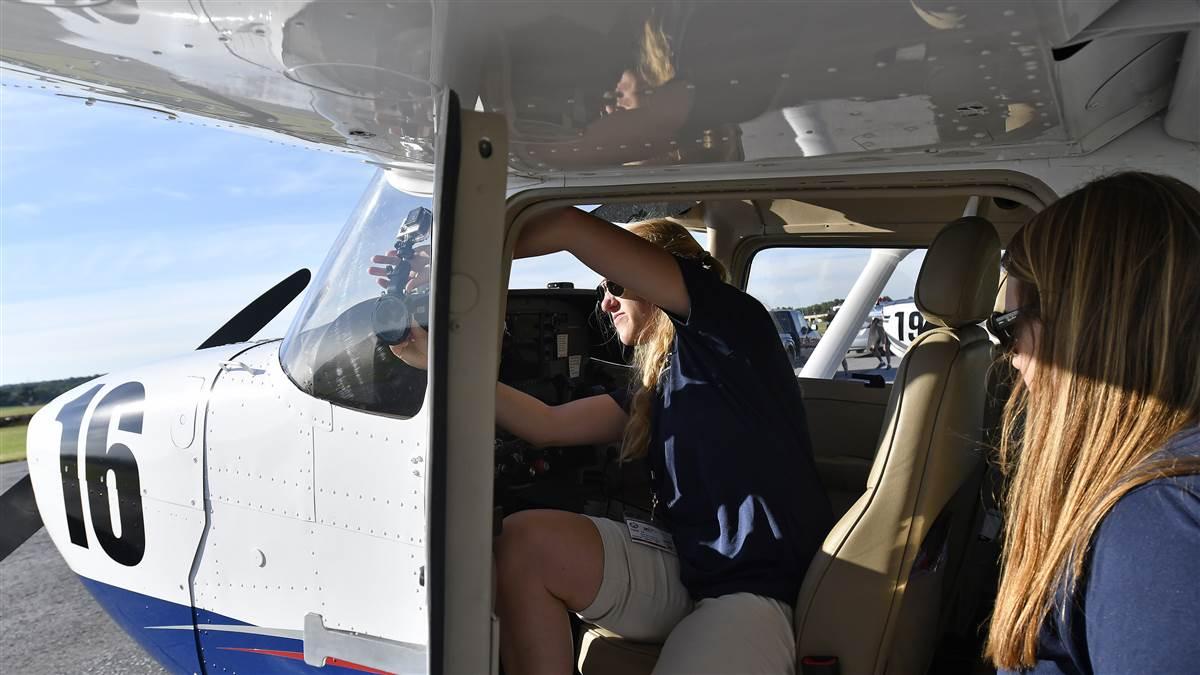 College teams take off in Air Race Classic - AOPA