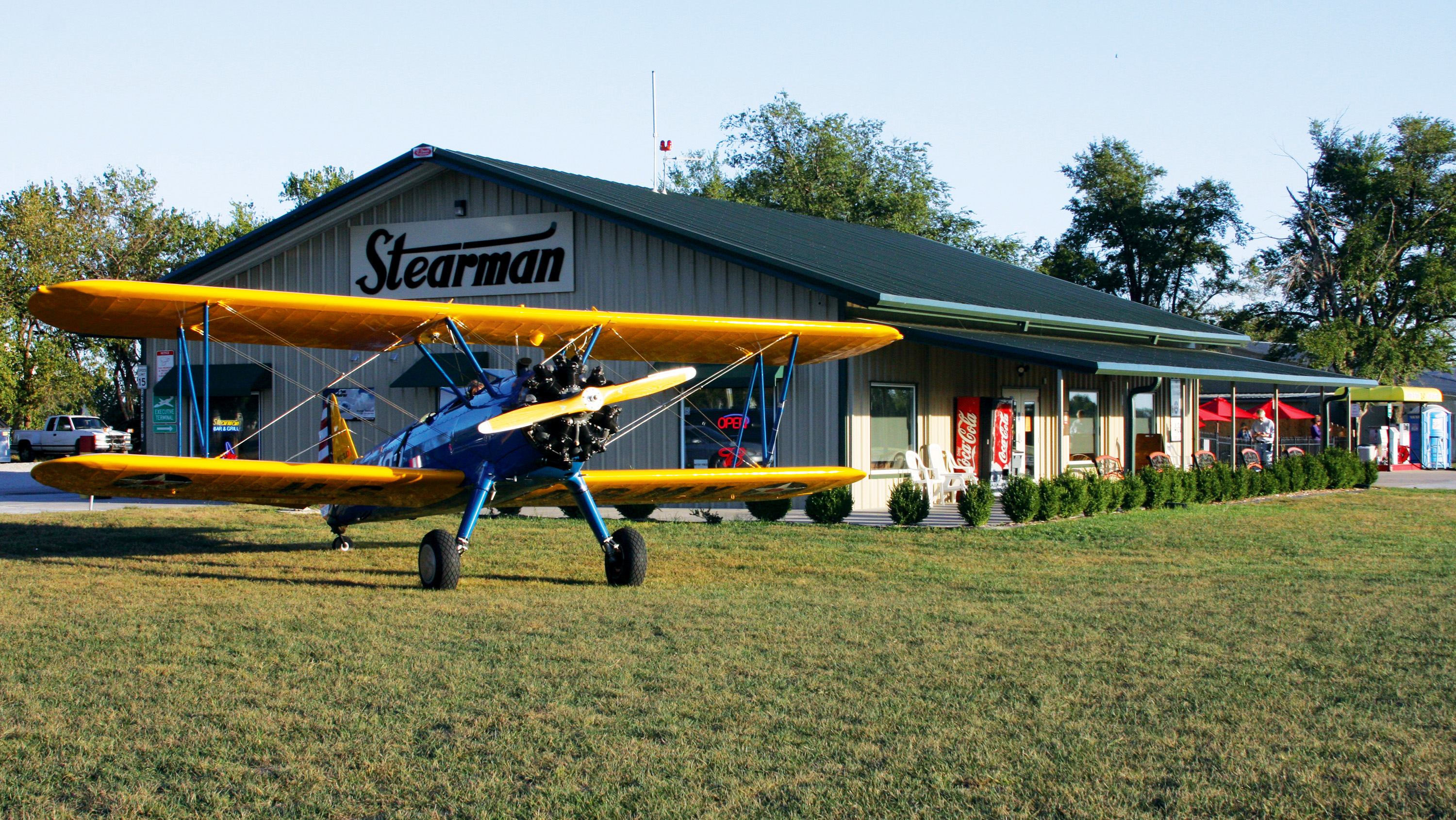 Stearman Bar and Grill - AOPA